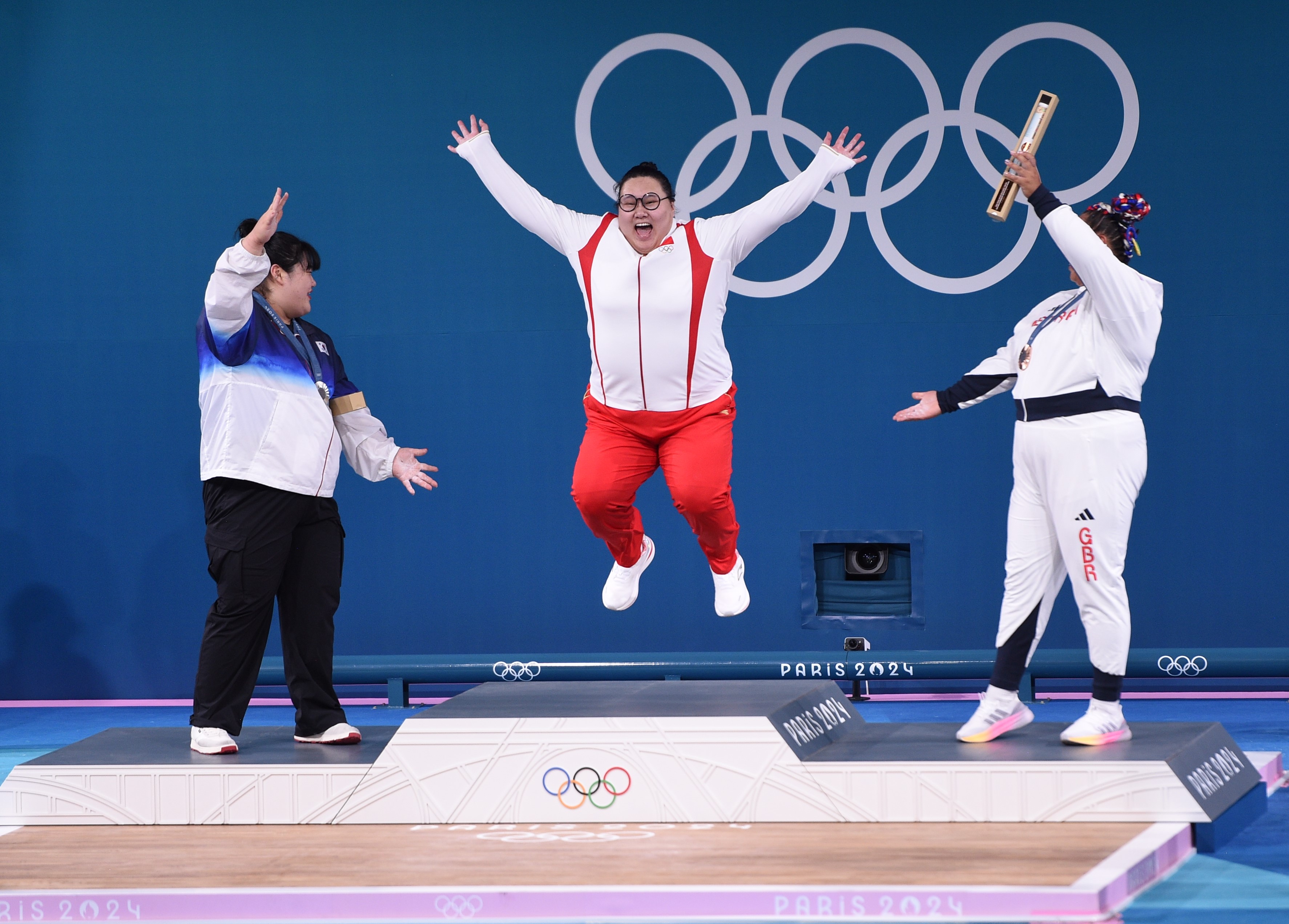 IWF120y/98 – 2024: Li Wenwen (CHN) ‘jumps’ for the gold at the Games ...
